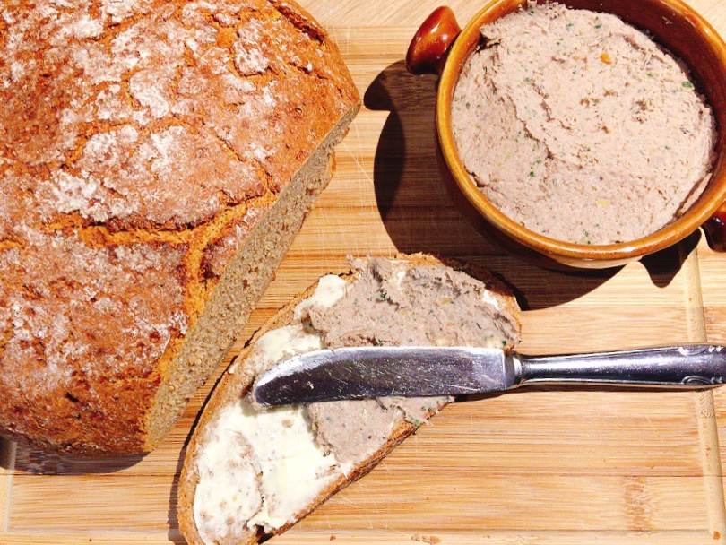 Feine Leberwurst im Glas mit frisch gebackenem Brot – KRAUTJUNKER